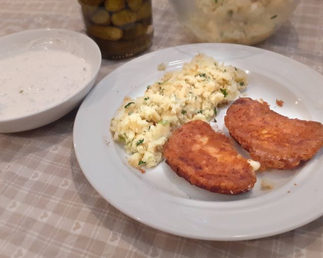 Syr v cestíčku s pučenými zemiakmi a jogurtovým ... (recept) | Gastro ...