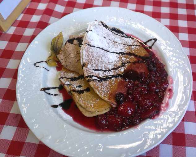 Palacinky s čokoládovou penou a horúcim lesným ... (recept) | Gastro-tipy.SK