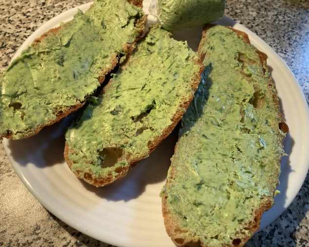 Domáce maslo z medvedieho cesnaku (recept) | Gastro-tipy.SK