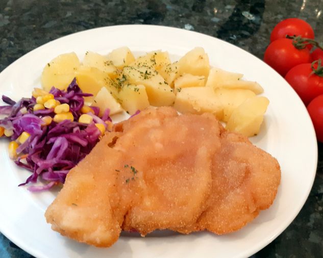 Vyprážaný kurací rezeň s varenými zemiakmi (recept) | Gastro-tipy.SK