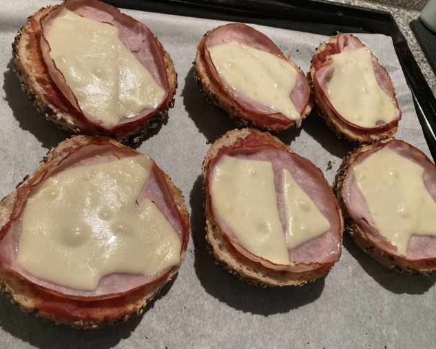 Zapekané žemle so šunkou a syrom (recept) | Gastro-tipy.SK