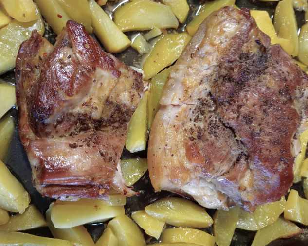 Pečený bôčik so zemiakmi na jednom plechu (recept) | Gastro-tipy.SK