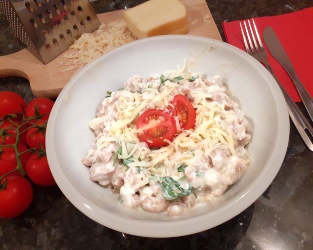 Celozrnné kolienka so špenátom a syrovou omáčkou (recept) | Gastro-tipy.SK