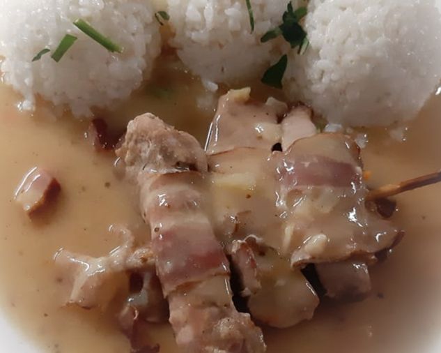 Bravčové mäso v slanine s ryžou (recept) | Gastro-tipy.SK